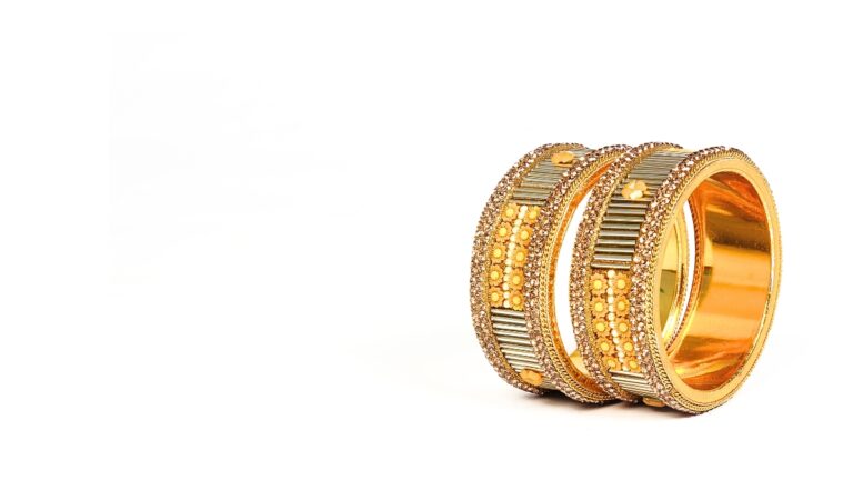 Gelang Bangle: Pengertian, Ciri Khas, Aneka Jenis, dan Cara Memilih
